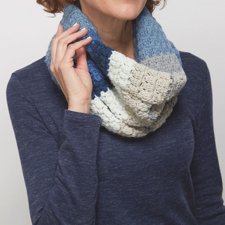 Warm and cozy Cowl Pattern Crochet for women - mycrochetes.com