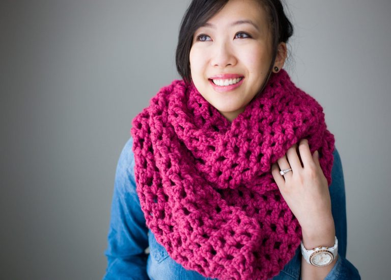 Warm and cozy Cowl Pattern Crochet for women - mycrochetes.com